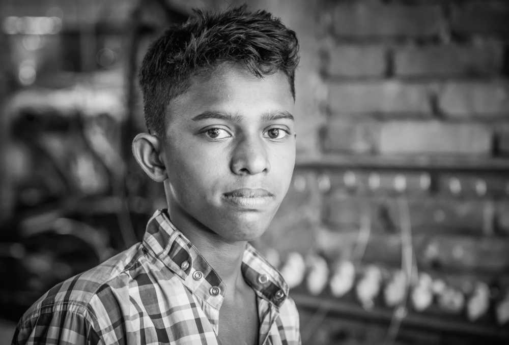 The exploited children who build smartphones in your pocket - Humanium