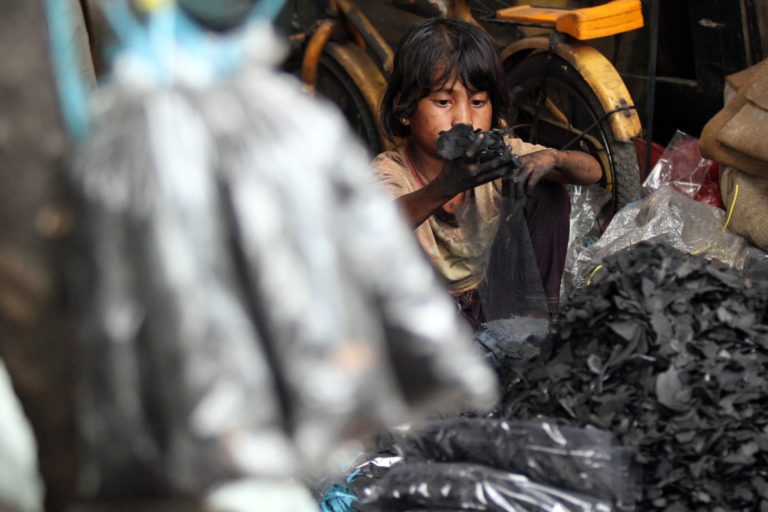 How child labour fuels Indonesia's palm oil industry - Humanium